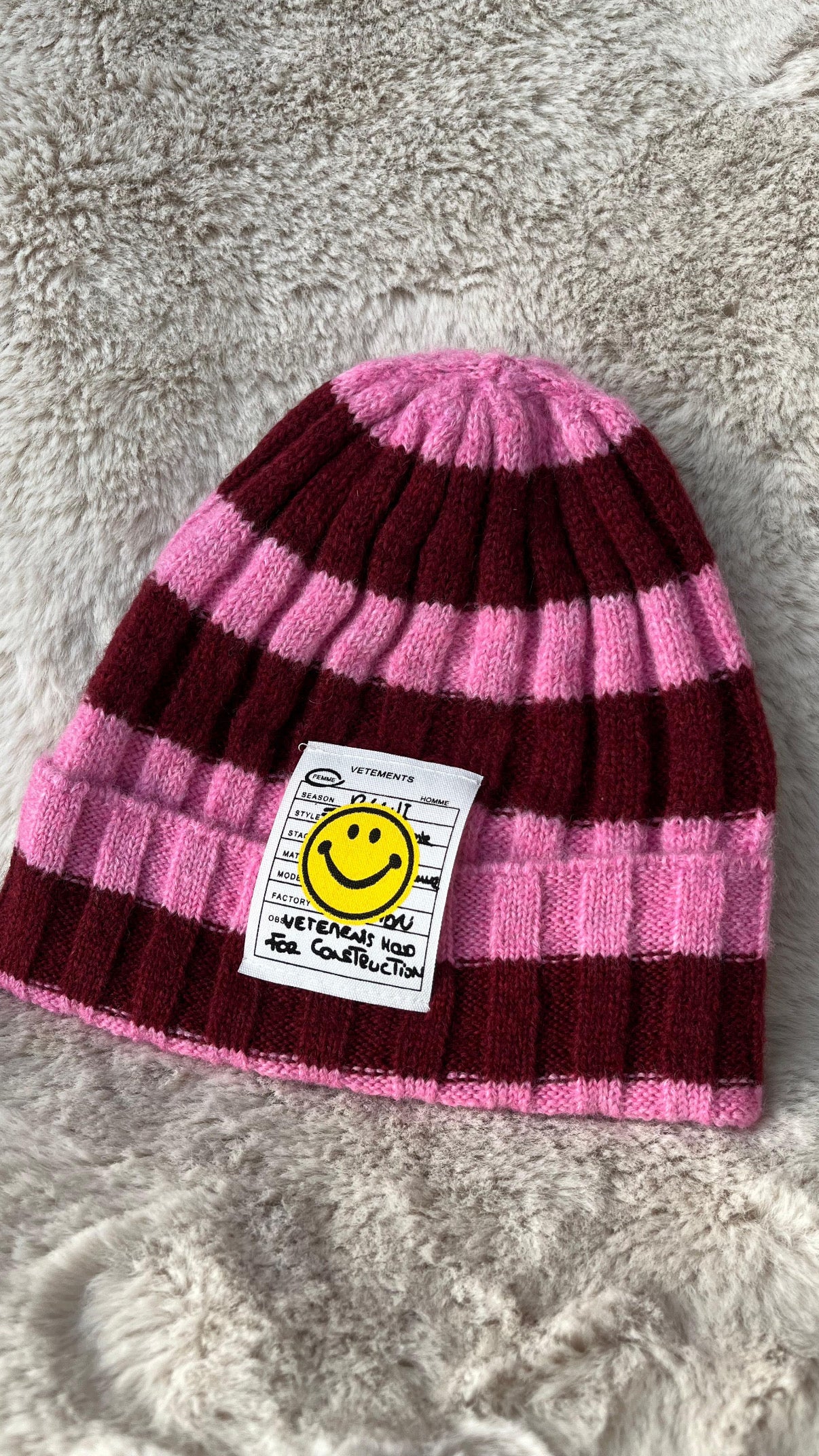 Mütze mit Smiley Patch, gestreift / pink - bordeaux rot Art. 13423 – mamell